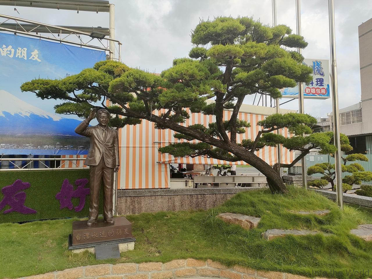 台湾・高雄にある安倍晋三元首相の銅像の紹介※場所と行き方【なぜここに？】 | Into the World